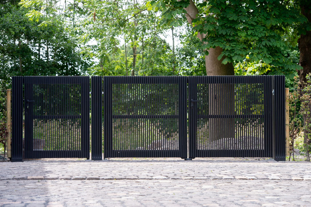 Preza Poorten Zwart geoliede handbediende poorten in Amstelveen - Preza ...