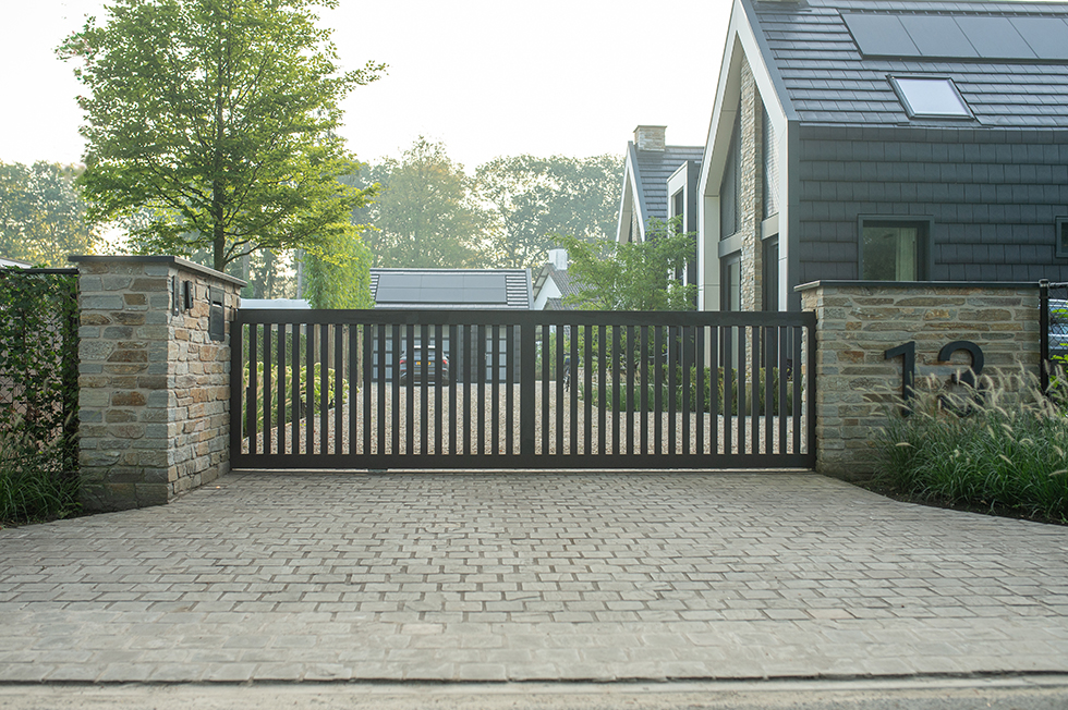 Preza Poorten Pilaren met Geopietra stenen bij aluminium poort in ...